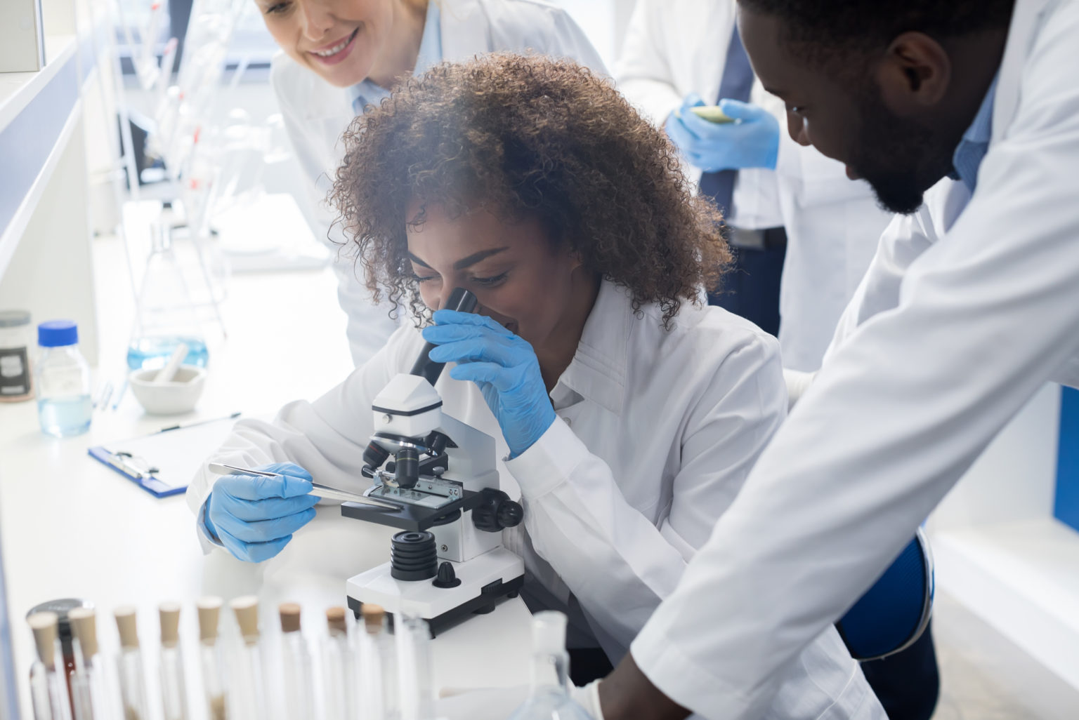 How to Become a Research Scientist with a College Degree